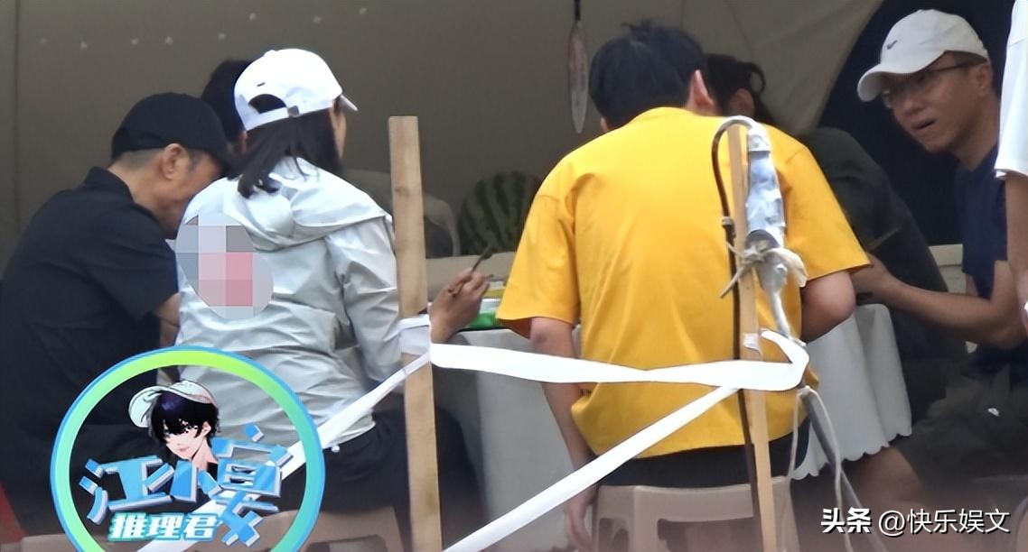 72-year-old Zhang Yimou eats on the set!Chatting and laughing with the ...