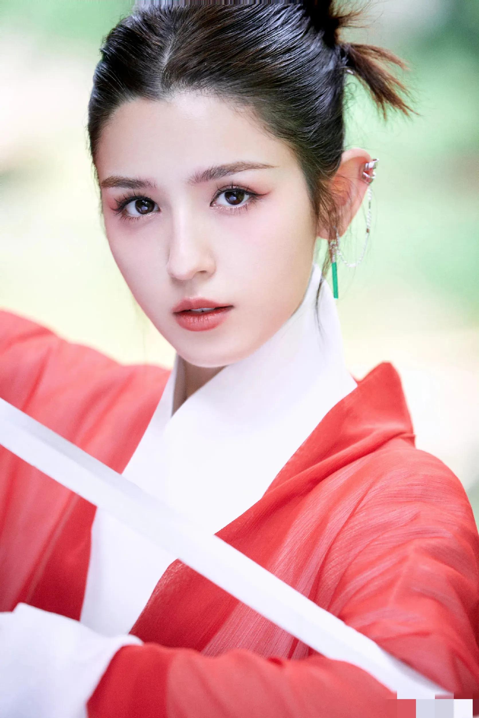 Bailu and Hanikezi, the two actresses in red, are both in red. Who ...