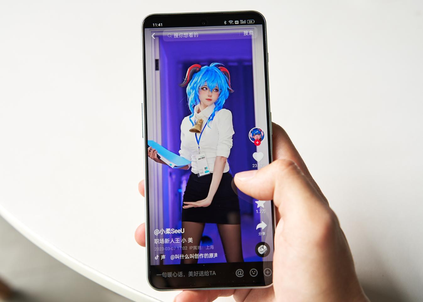 The left-handed iPhone and the right-hand OnePlus Ace2V, the dual ...