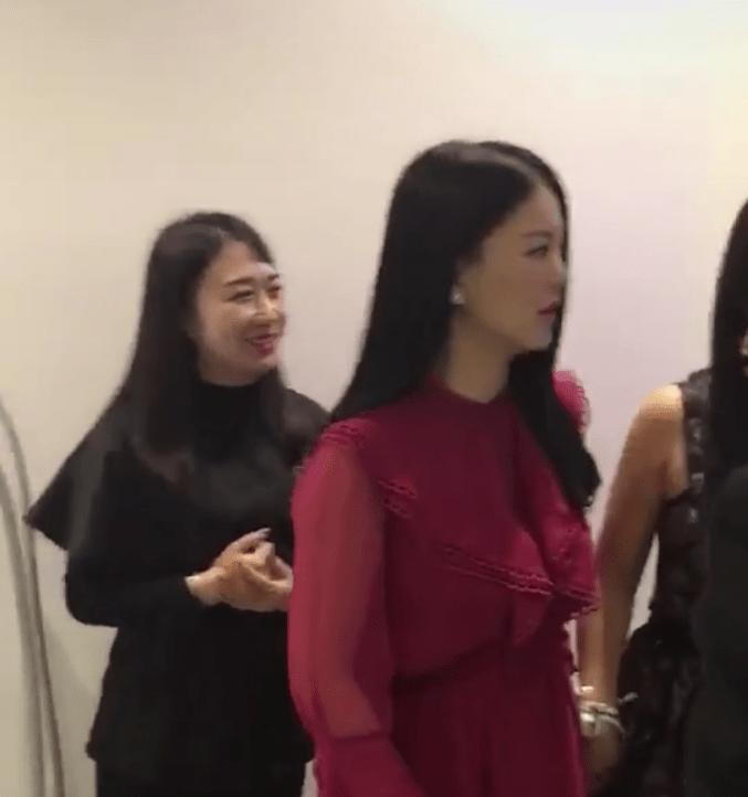 Li Xiang wearing a red dress shopping photos released long hair shawl ...