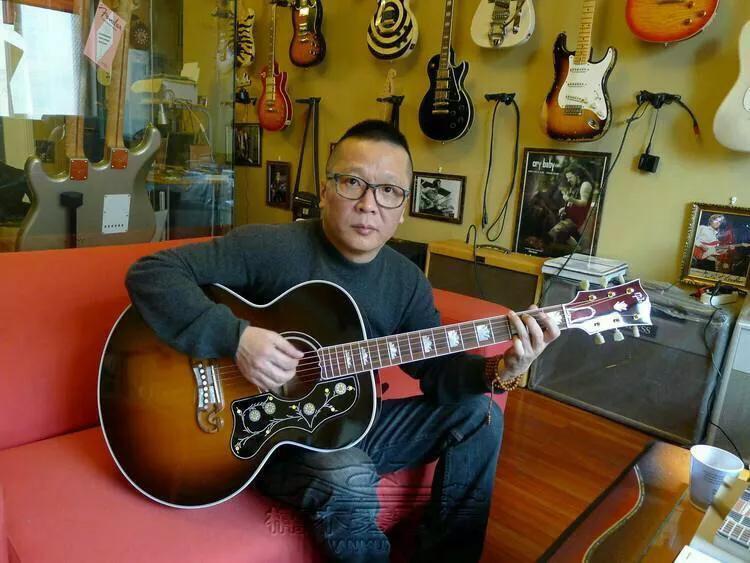 Li Chunbo, the singer of "Xiao Fang", signed an autograph for me - iNEWS