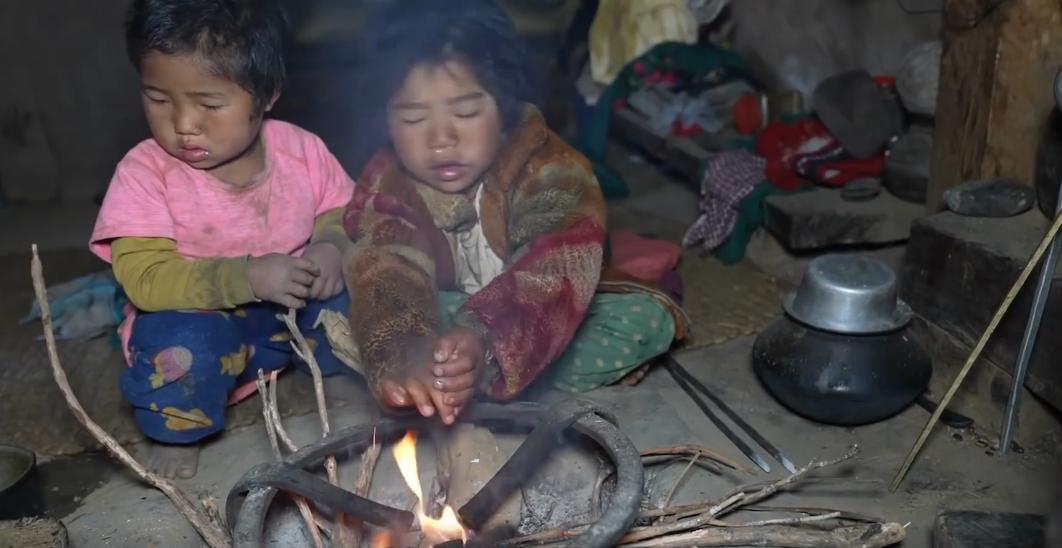 A day in the life of a poor child in Nepal, when he was only 6 years ...