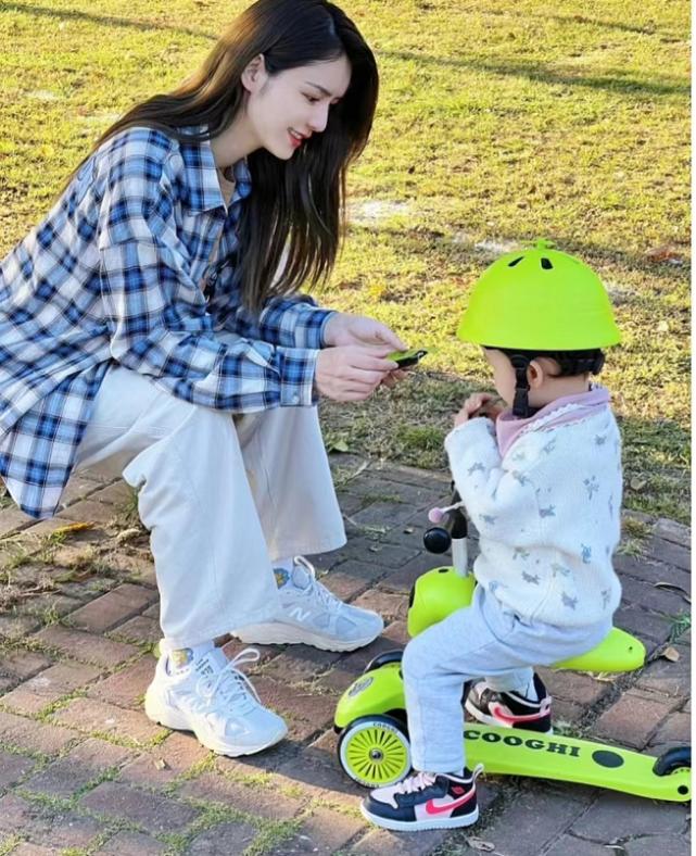 Zhang Xinyue showed Lin Feng's father and daughter super cute sleeping ...
