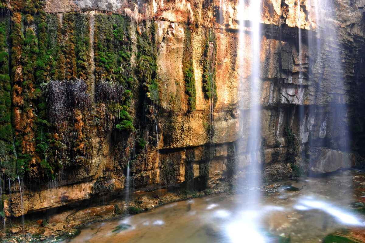 The Hongshi Gorge Spring Waterfall in the Bishui Danshan reflects the ...