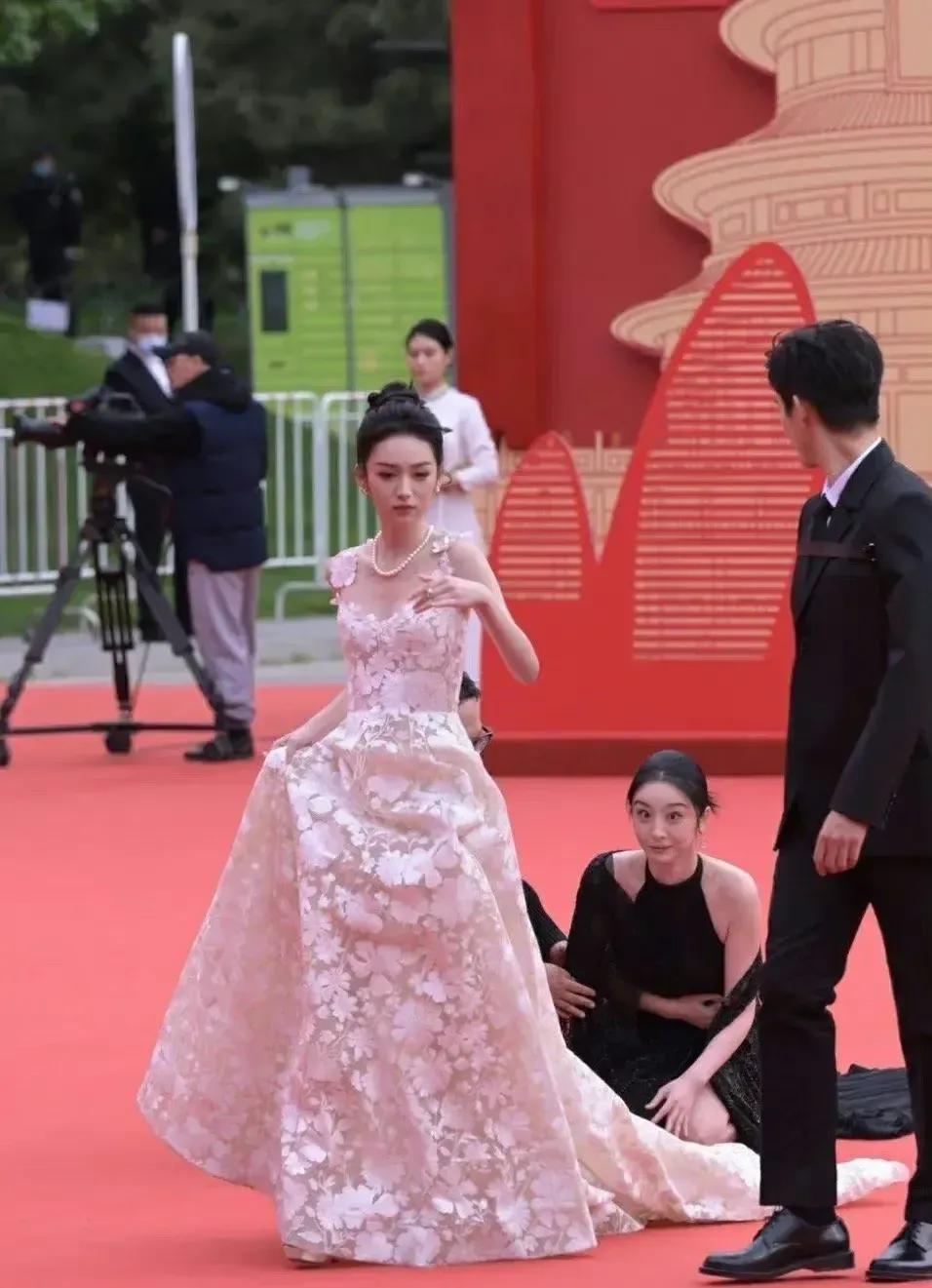 Star-studded Beijing Film Festival Red Carpet Arouses Controversy! Chen Hong's condition is not ...