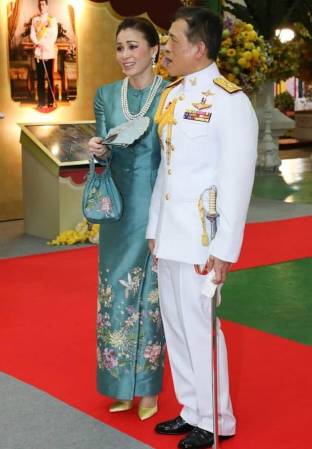 How beautiful is Suthida holding a folding fan?Even Princess Siri ...