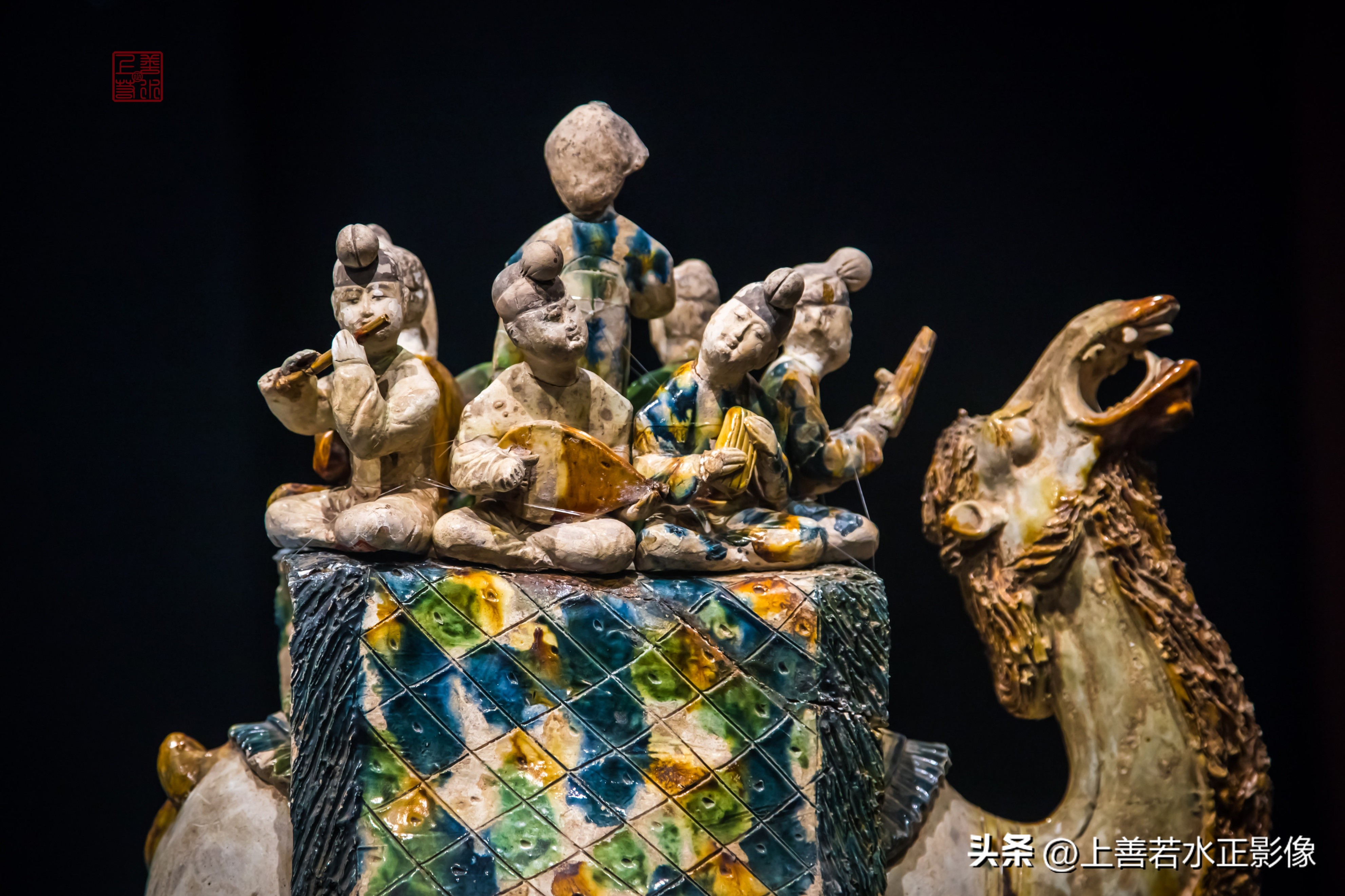 Three-color camel figurines carrying music in Shaanxi calendar - iNEWS