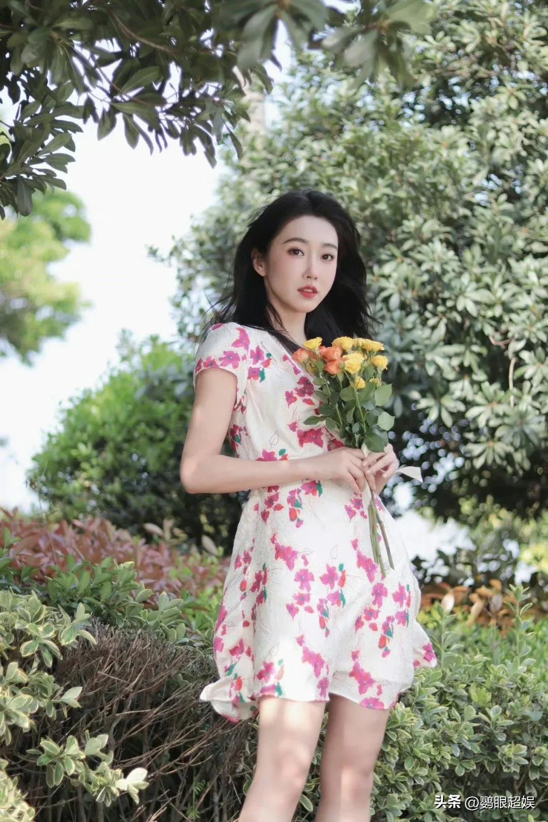 Xuan Lu's outdoor flowers and white dress take photos with her ...