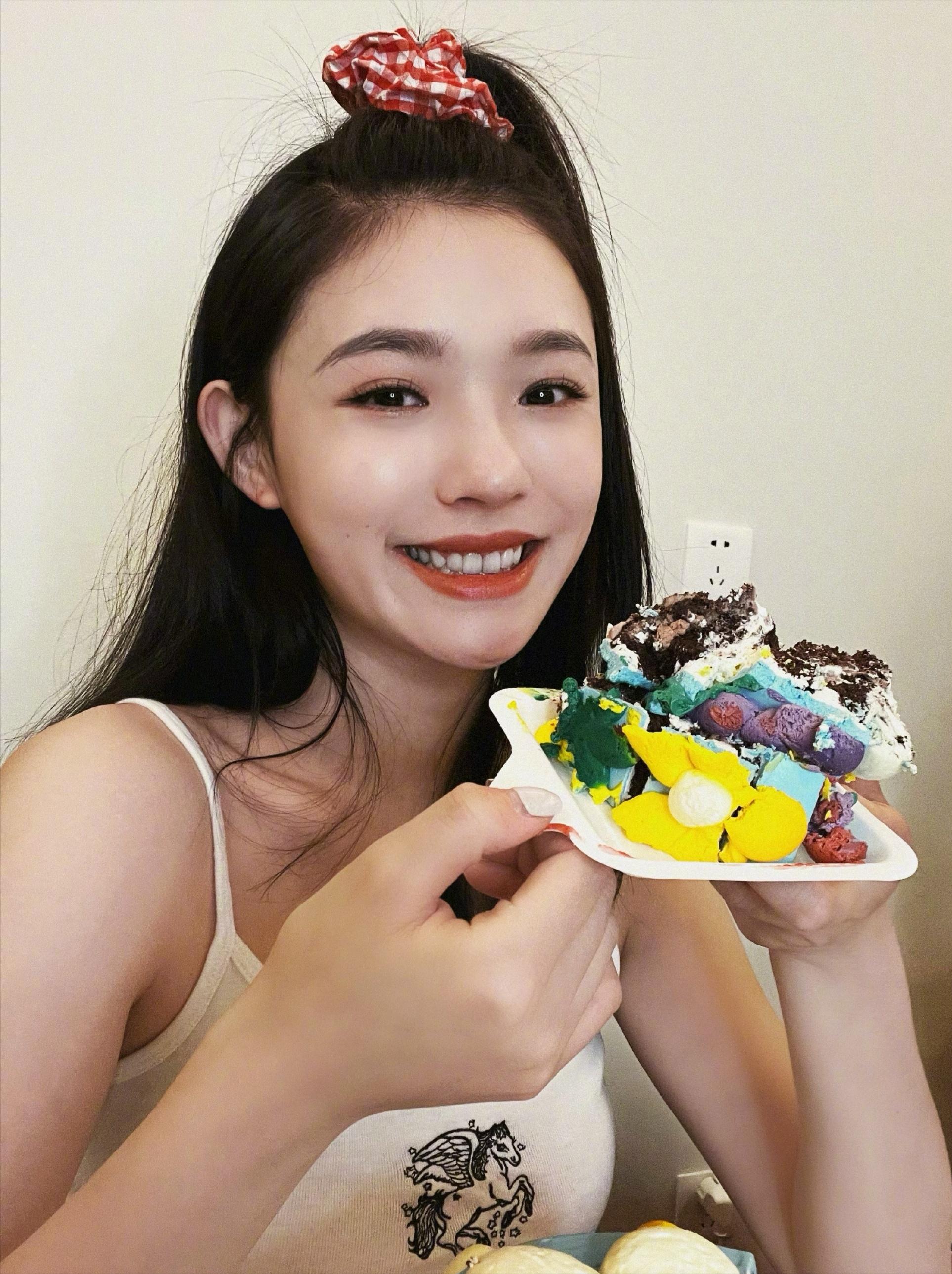 Lin Yun posted beautiful pictures on her birthday, made a wish with a ...