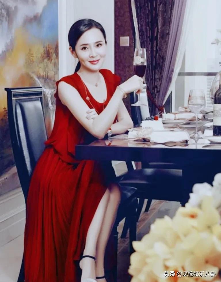 Yu Mingjia has zero scandal since his debut. He chose to marry in a low ...