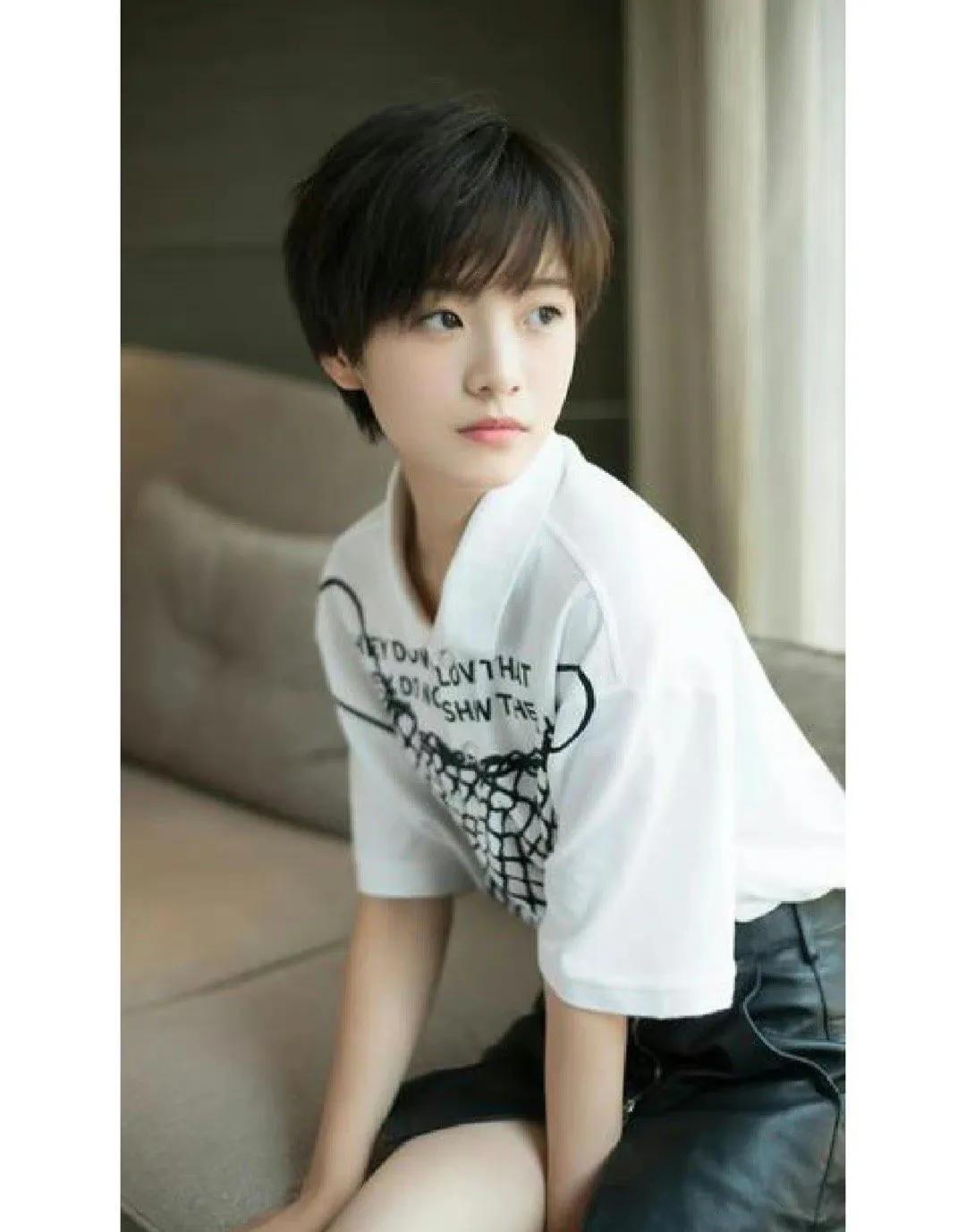 Li Gengxi was born in a non-major class and was related to Xu Jinglei. The two have similar ...