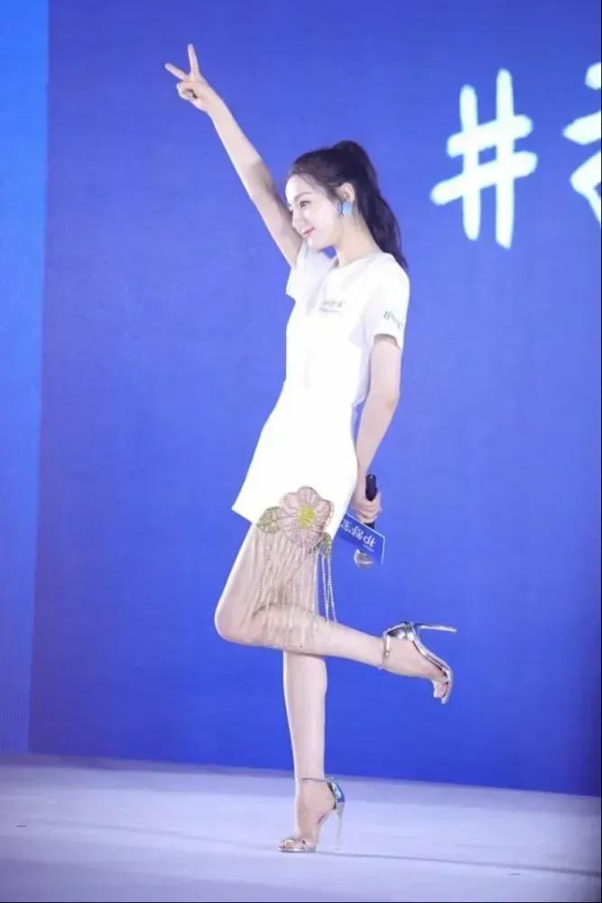 Reba's invincible long legs - iNEWS