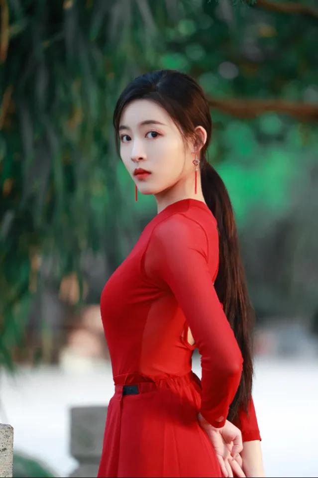 Celebrity beauty picture Sun Bing, a red dress is so beautiful - iNEWS