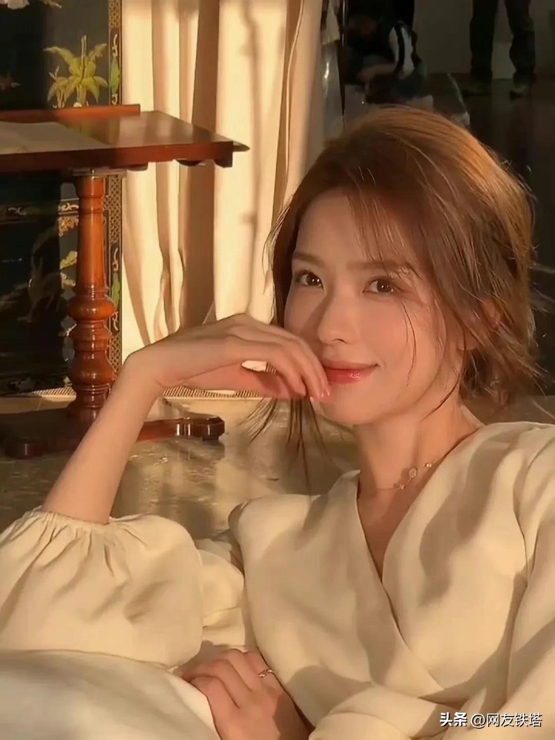 Sun Yining wallpaper: Be the woman Wang Sicong can't get. - iNEWS