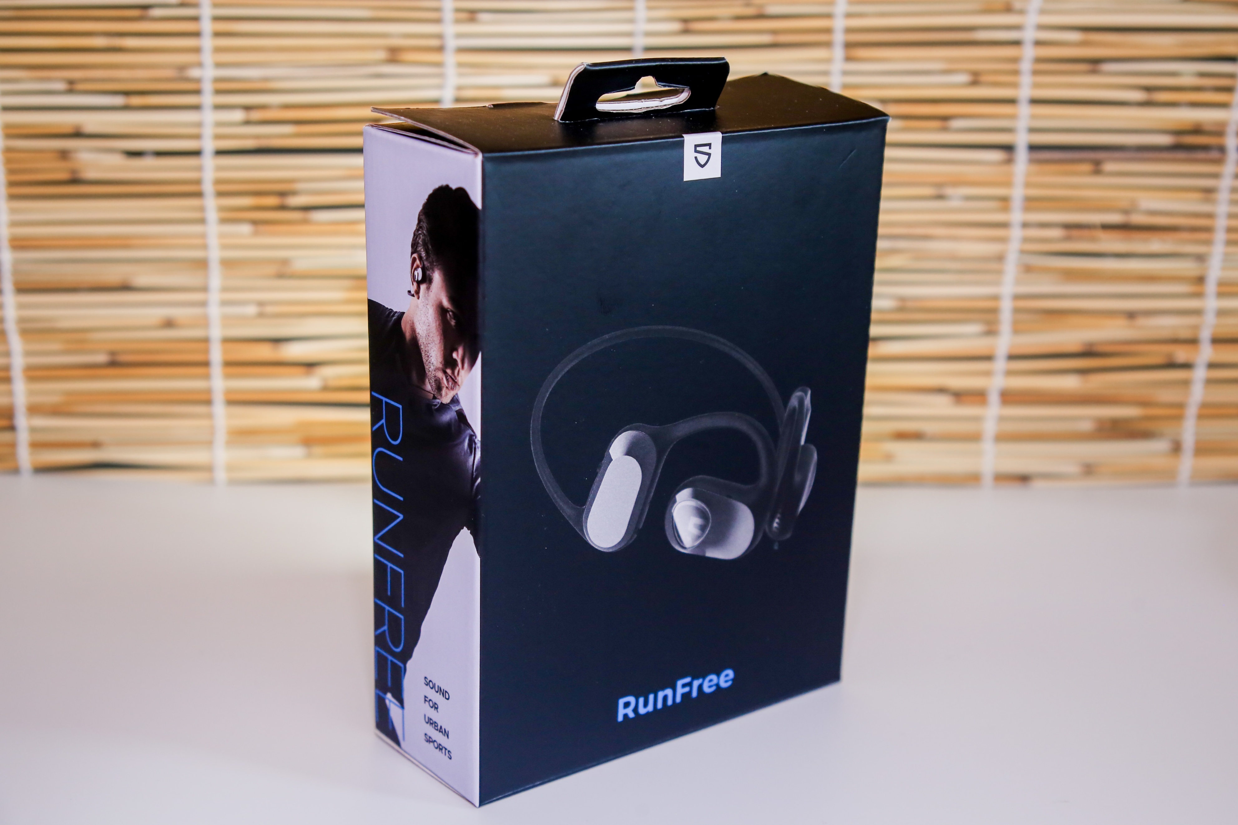 Run Free sports headphones, wear on the head and enjoy HiFi speakers ...