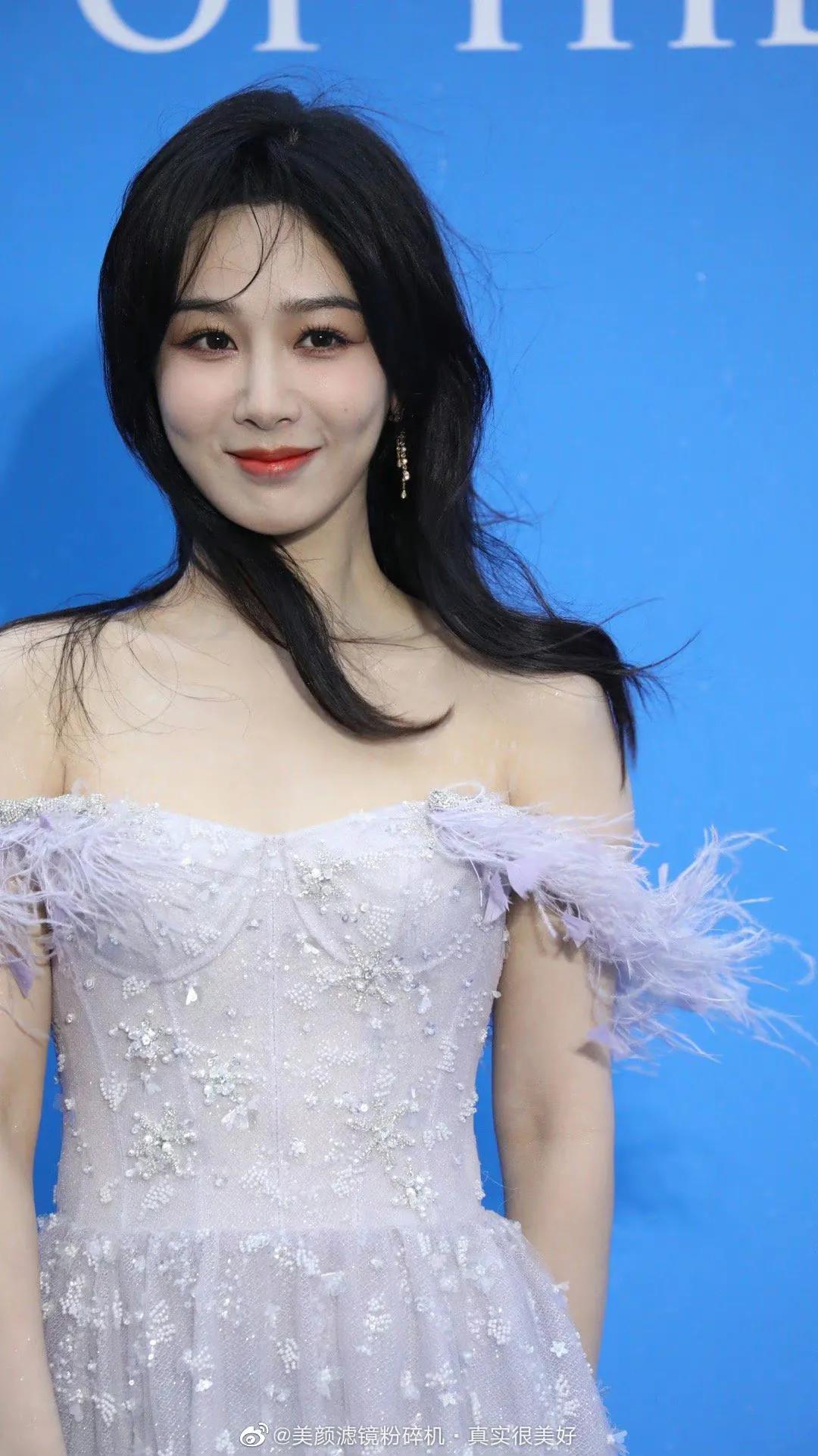 At the scene of Yang Zi's event, Ah Zi in the wind and rain is like a ...