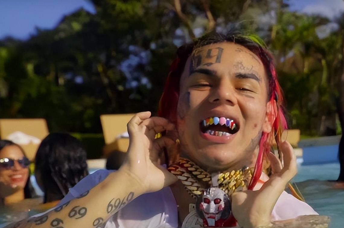 Famous rapper night club fight!Riding on the opponent, punching and ...