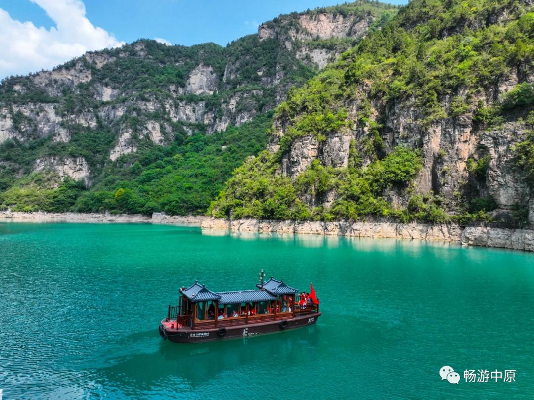 Come with her to Qinglong Gorge, the Holy Land of Love, for a romantic ...