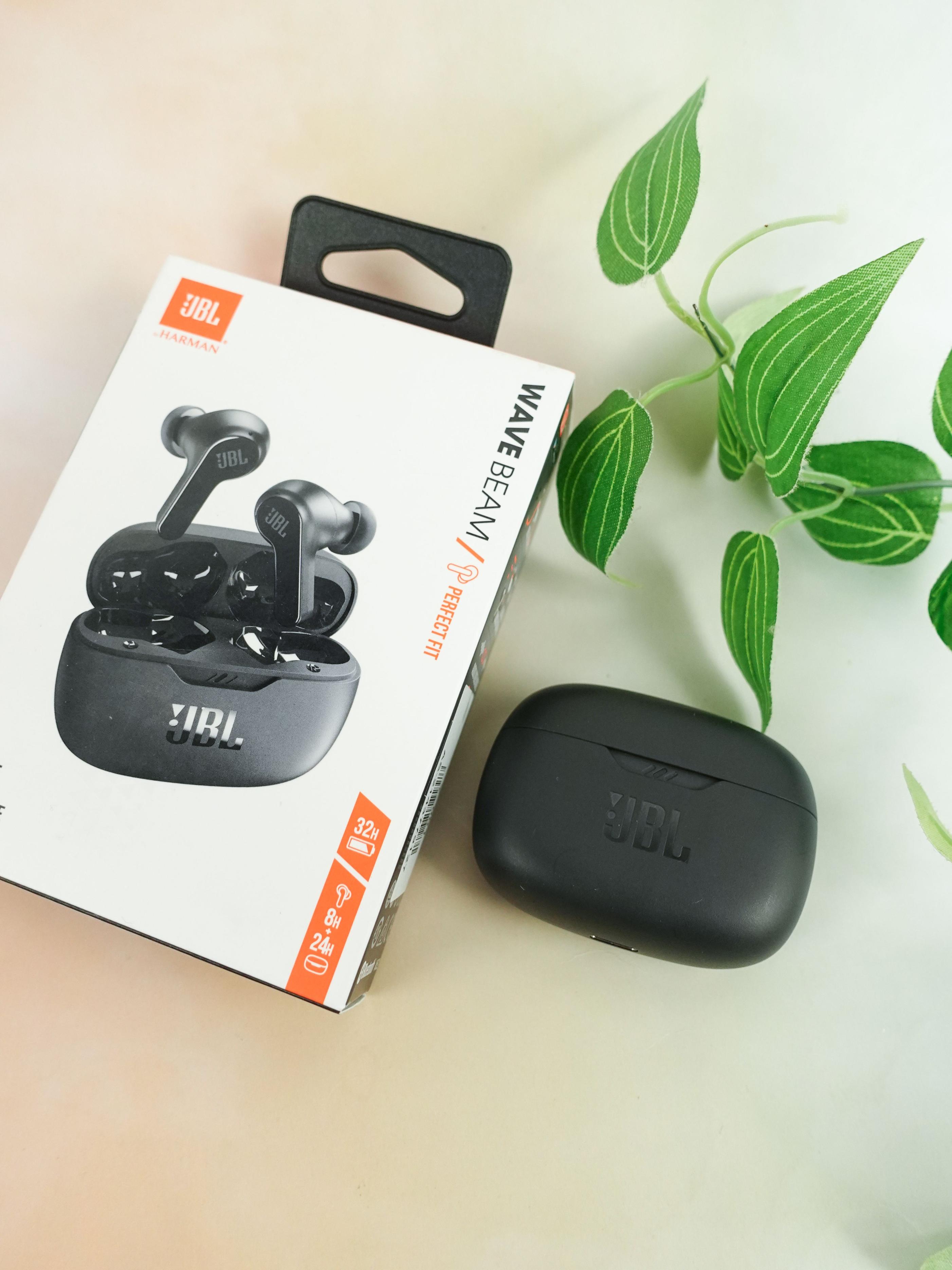 The JBL noise-canceling Bluetooth headset with excellent sound quality ...