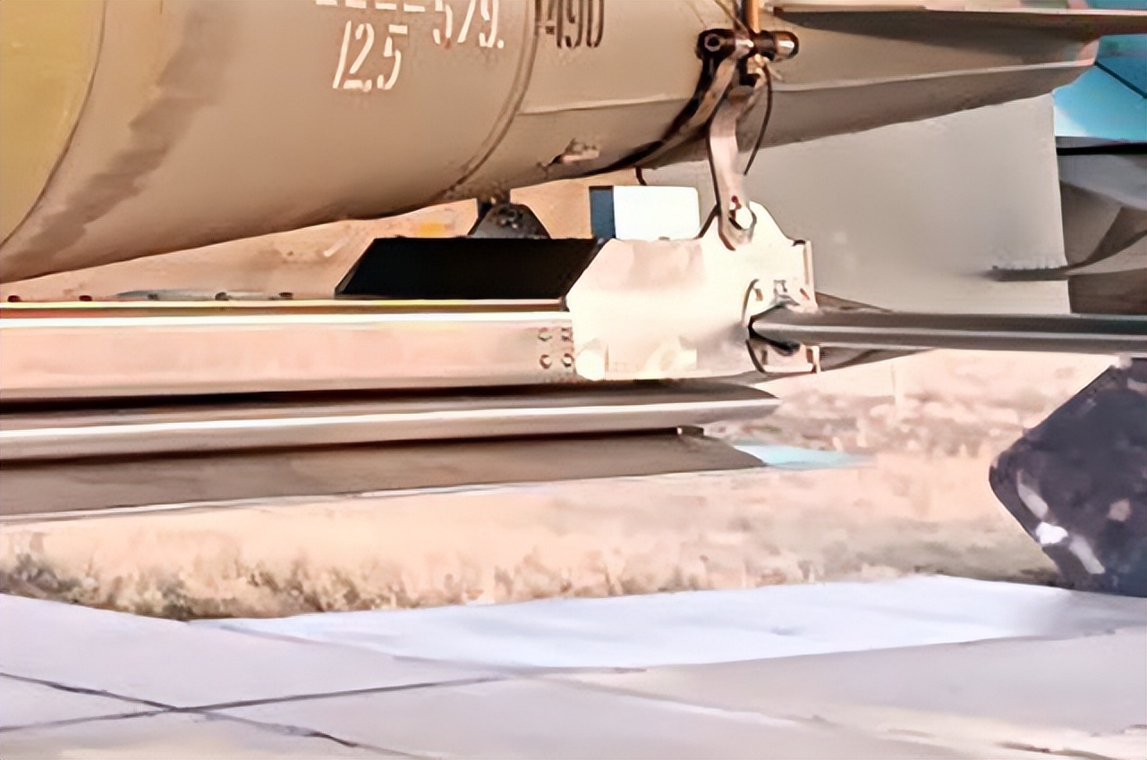 Simple but effective!The Russian army welded iron wings on the bomb and ...