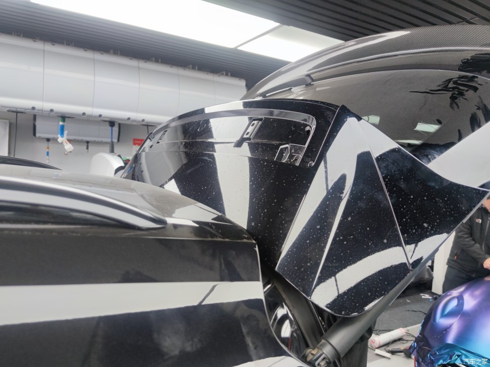 The new Porsche Cayenne is equipped with the original turbo electric ...