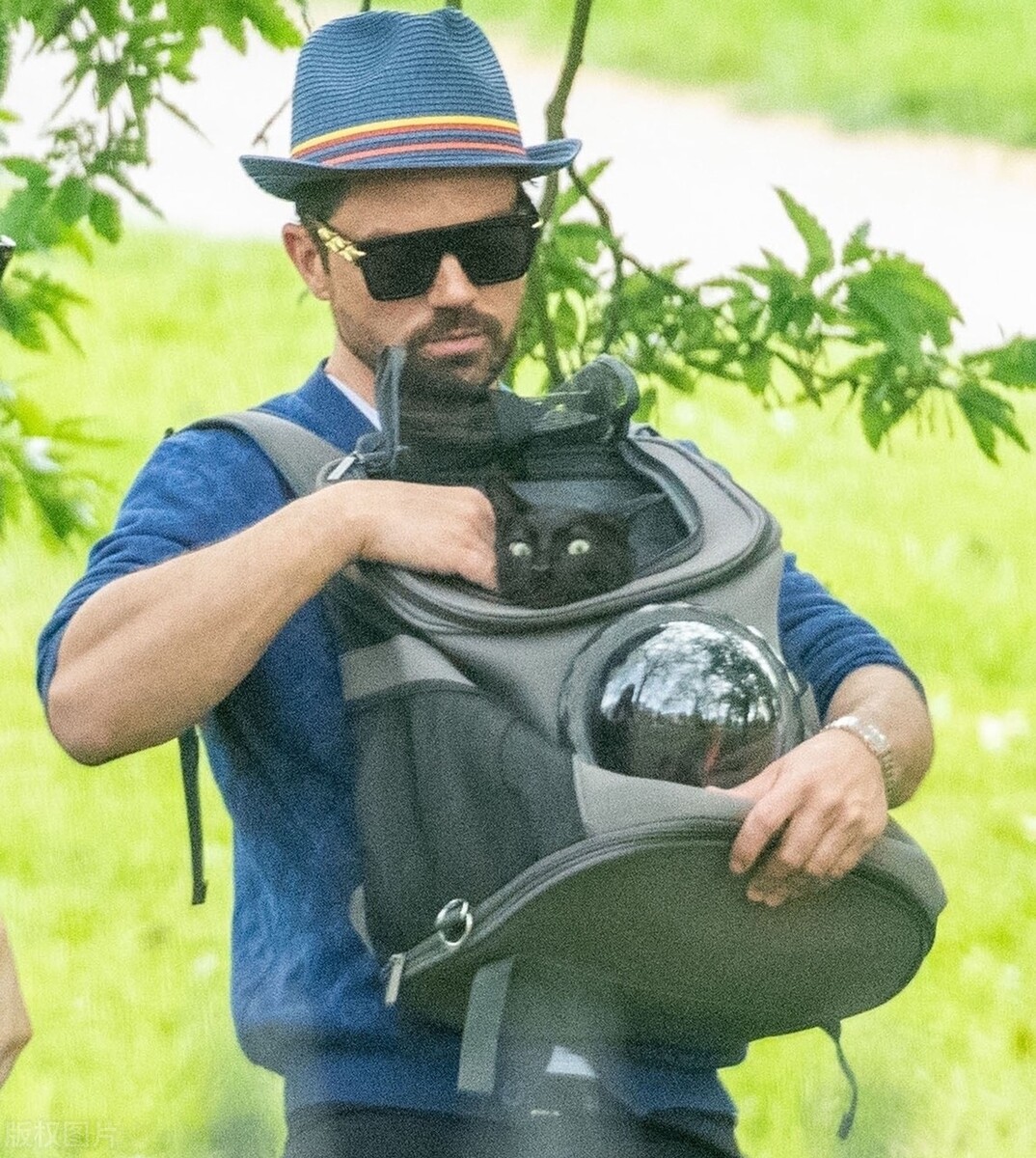 Dominic Cooper and his girlfriend are playing in the park, netizen ...