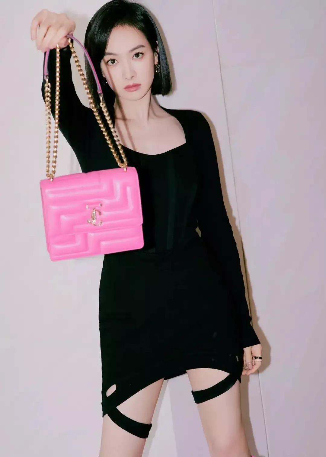#Song Qian#The latest fashion photo, the black dress with pink boots is ...