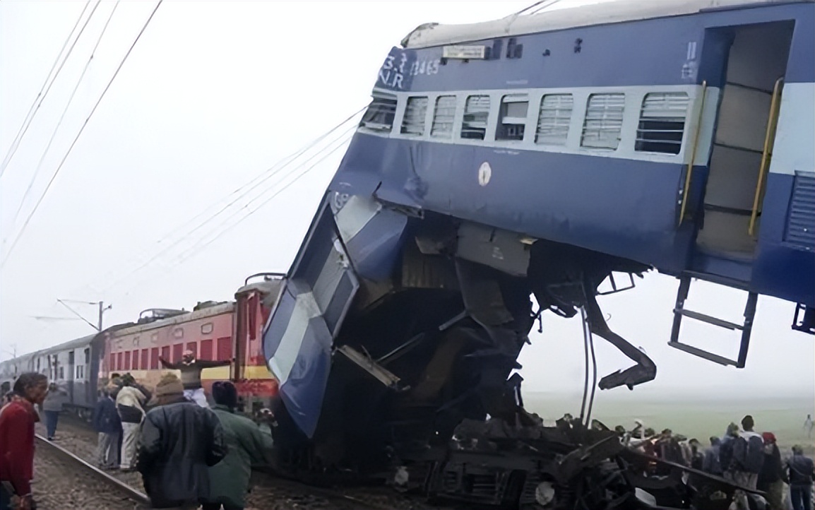Two freight trains in India collided again and 12 carriages derailed ...