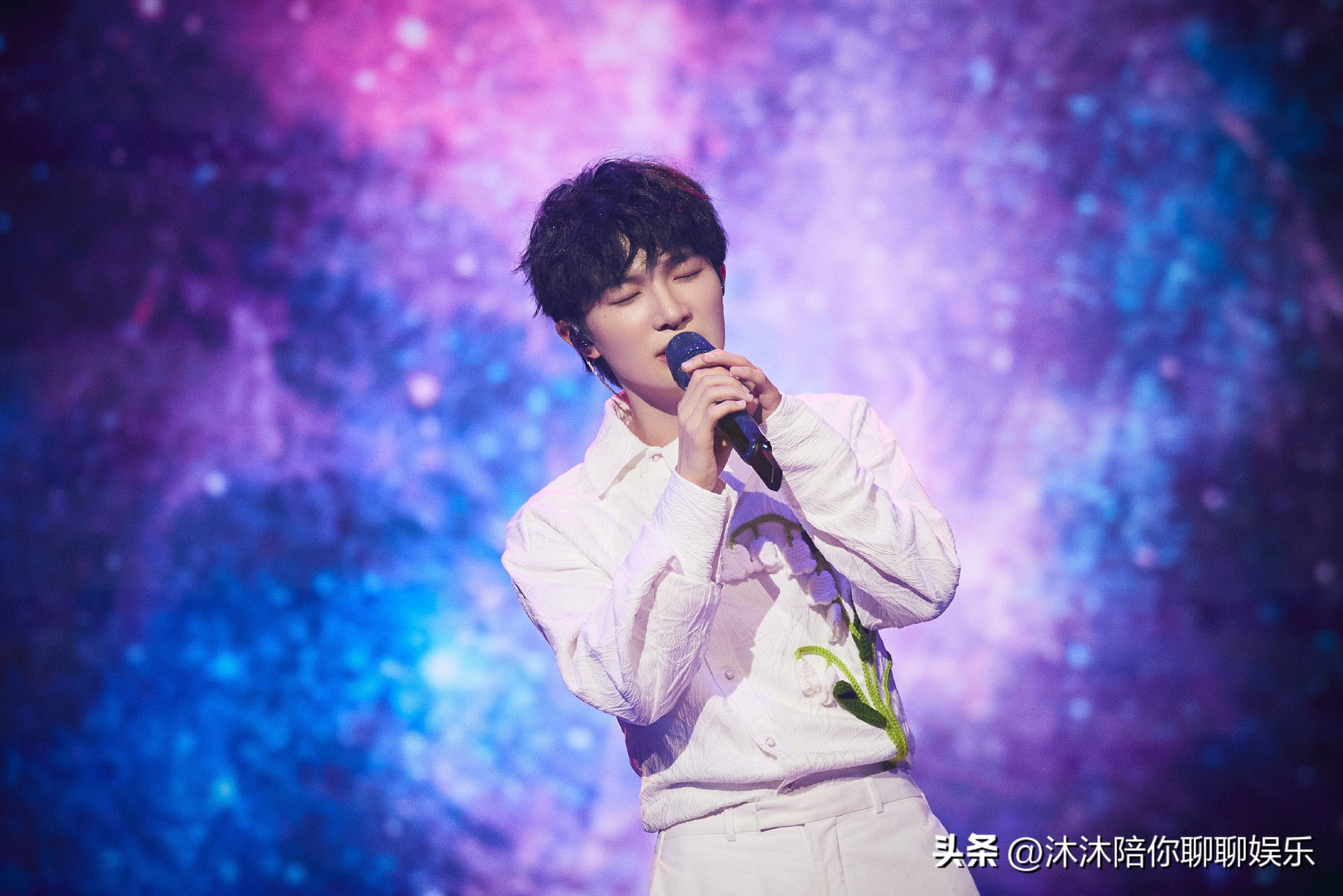 It's finally here! Zhou Shen appeared on the finale and sang with a ...