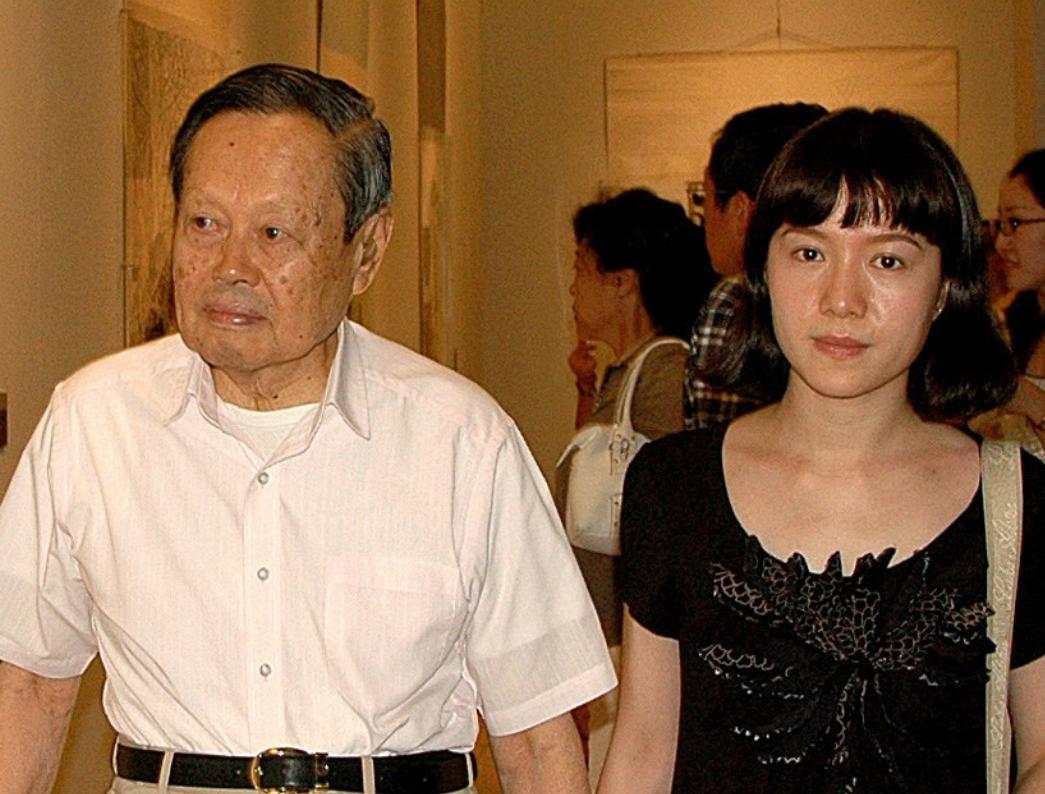 Yang Zhenning publicly admitted that his wife, who is only 54 years old ...