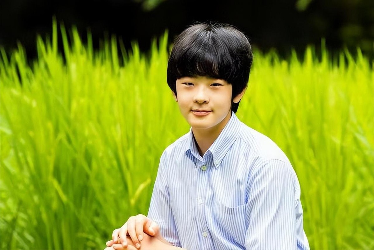The 16-year-old Japanese prince of only seedlings: his shirt is tied at ...