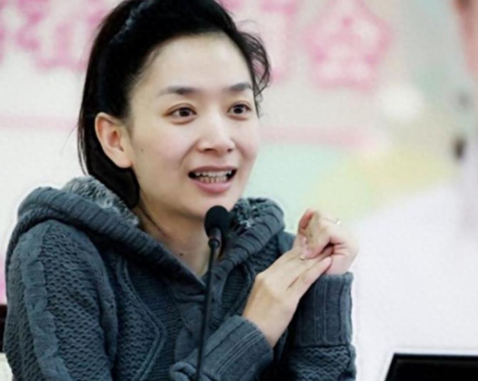 Host Wang Fang: At the age of 29, she married a professor who was 15 ...