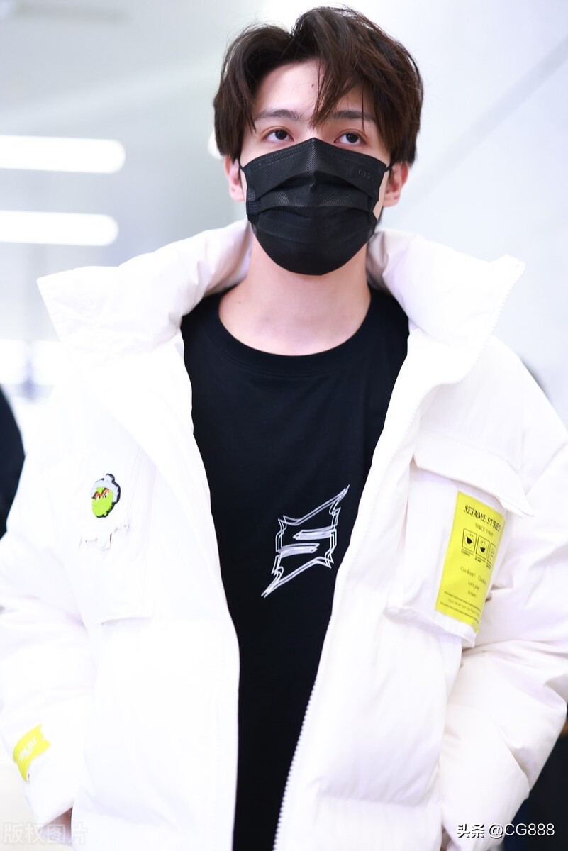Luo Yizhou appeared at Shanghai Airport on March 31, 2023 - iMedia