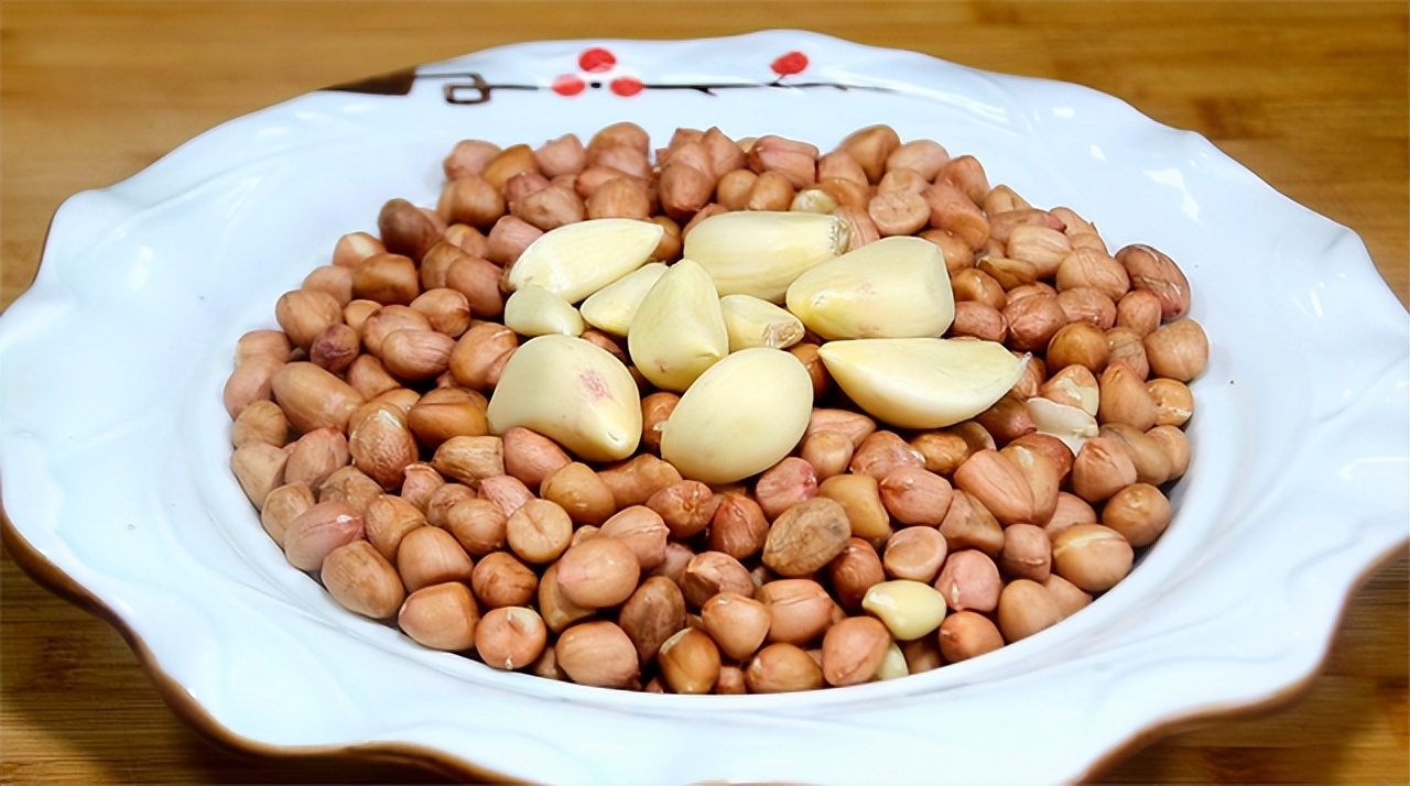 Add a handful of garlic to peanuts to teach you the secret recipe of ...