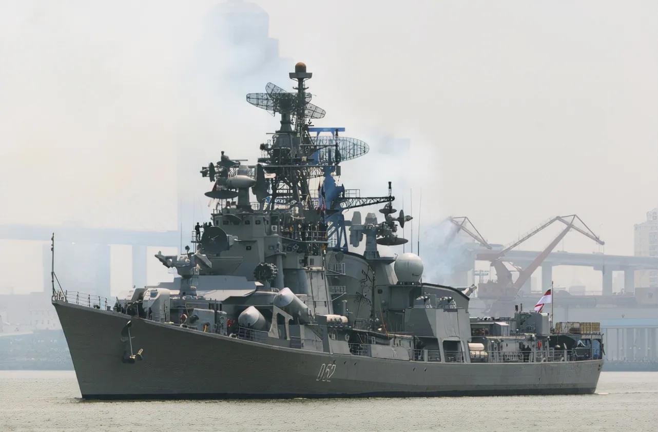Curry Edition Hyundai: Indian Navy Delhi-class guided missile destroyer ...