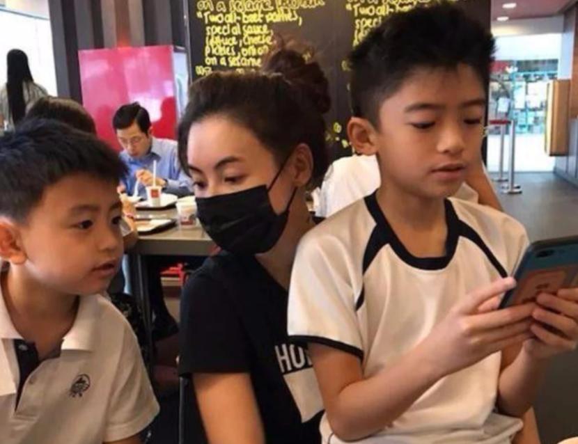 Nicholas Tse and his son go skiing in Australia, and the relationship ...