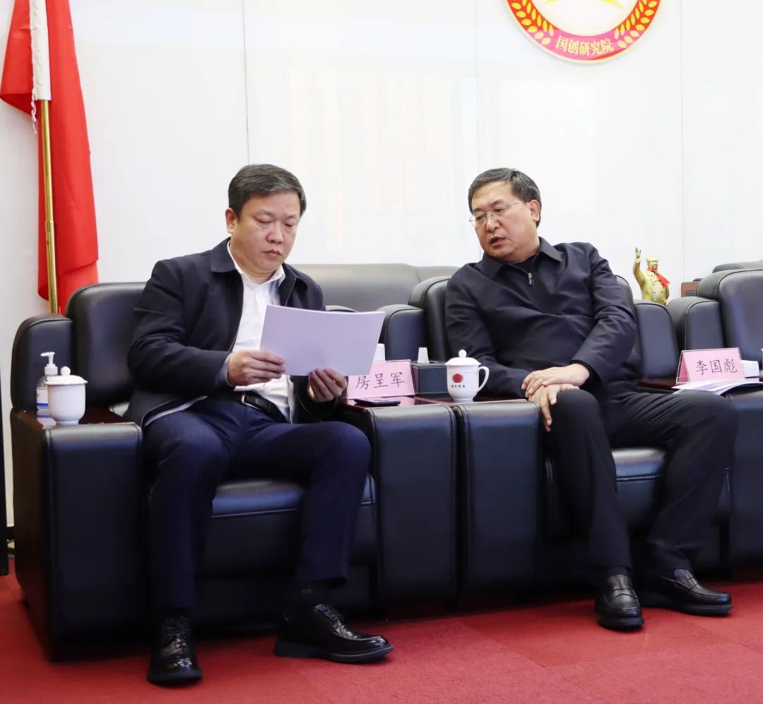 Li Guobiao from Jinneng Holding Group and Liu Jun from Huaxin Gas Group ...