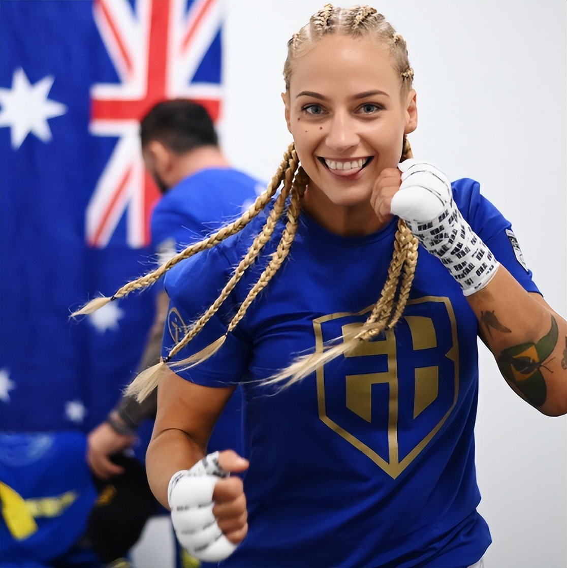 'Blonde bomber' Ebany Bridges: From bikini champion to boxing queen - iNEWS