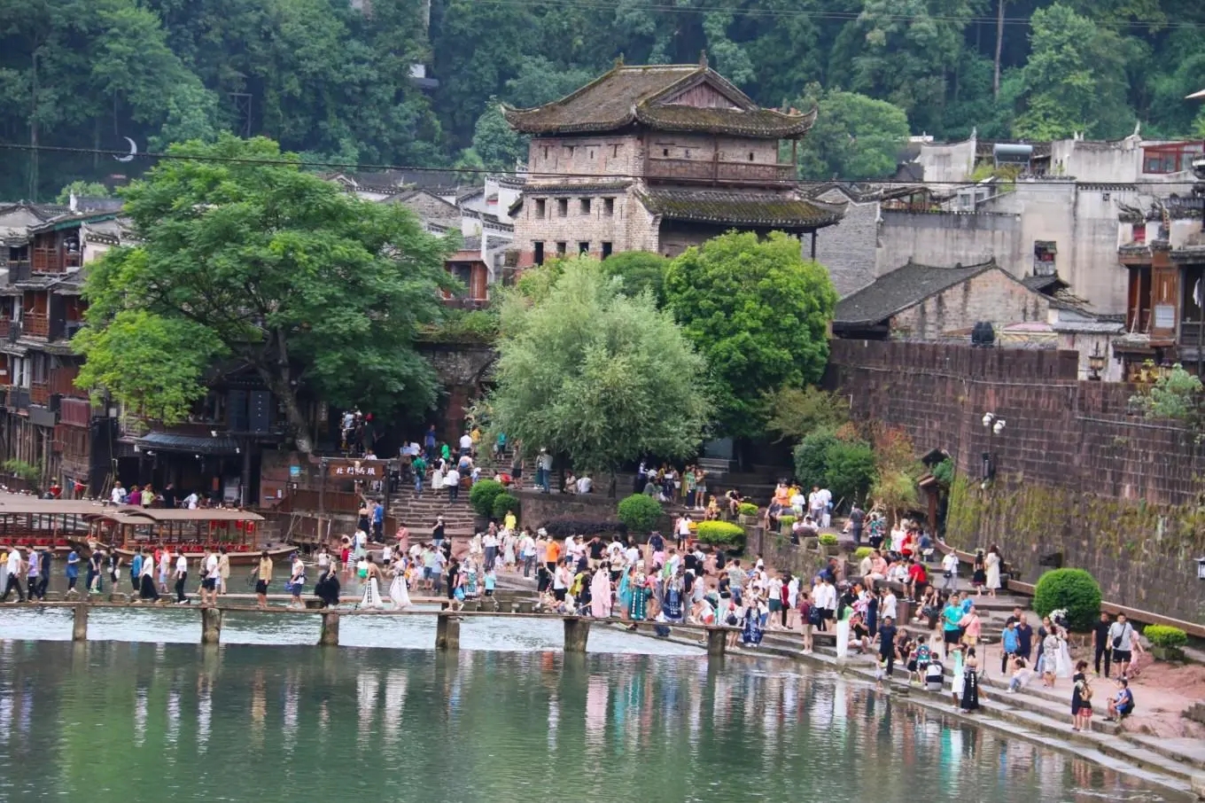 The Tuojiang River, the ancient city of Fenghuang in the great beauty ...