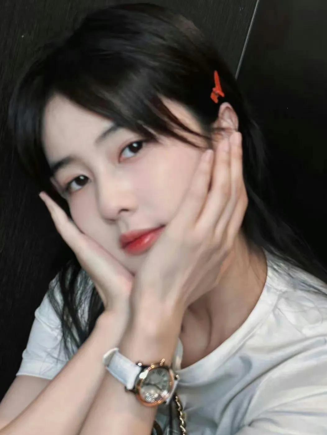 The photo of the actor Bai Lu holding his face is too beautiful, so do ...