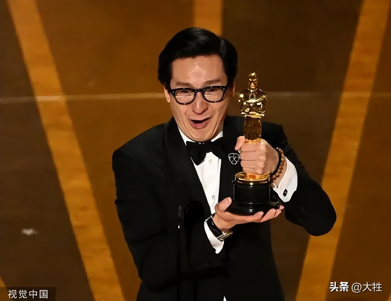 Chinese-American actor Kwan Ji-Wei won the Oscar for Supporting Actor ...