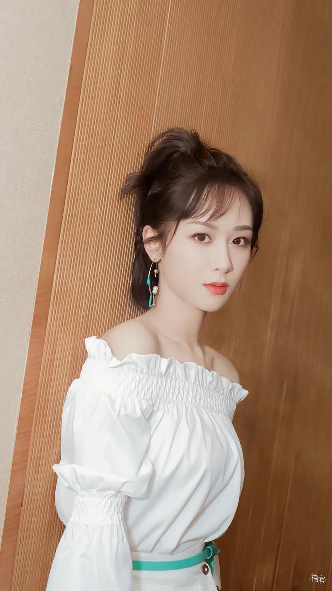 Yang Zi's beautiful wallpaper - iNEWS