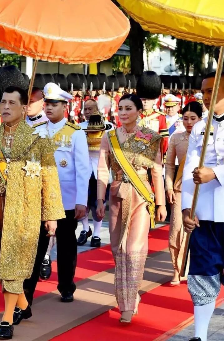Queen Suthida and King Maha walked together and became the focus of the ...