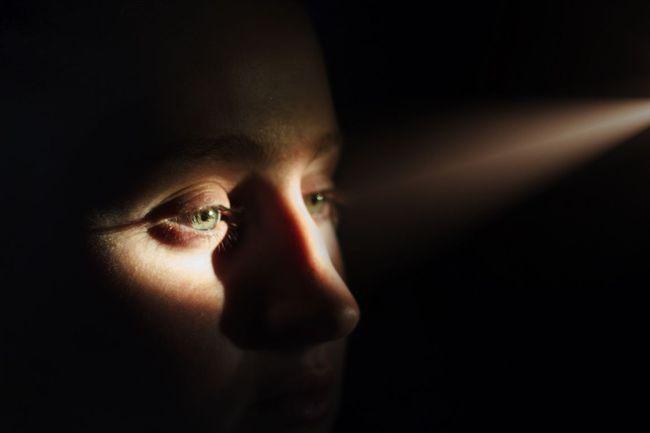 Can Reading in Dim Light Damage Your Eyes? - iMedia