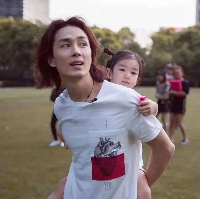 Qi Wei's husband, Li Chengxuan, has been with the baby at home for 6 ...