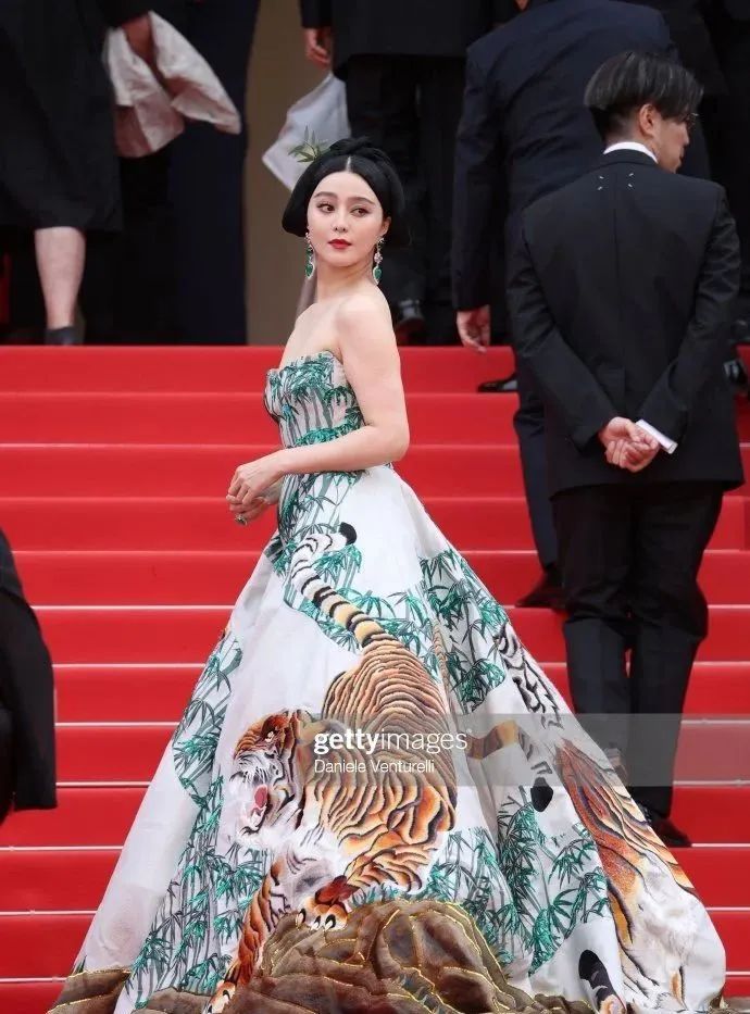 The pictures are flying around, I haven't seen such a wonderful red ...