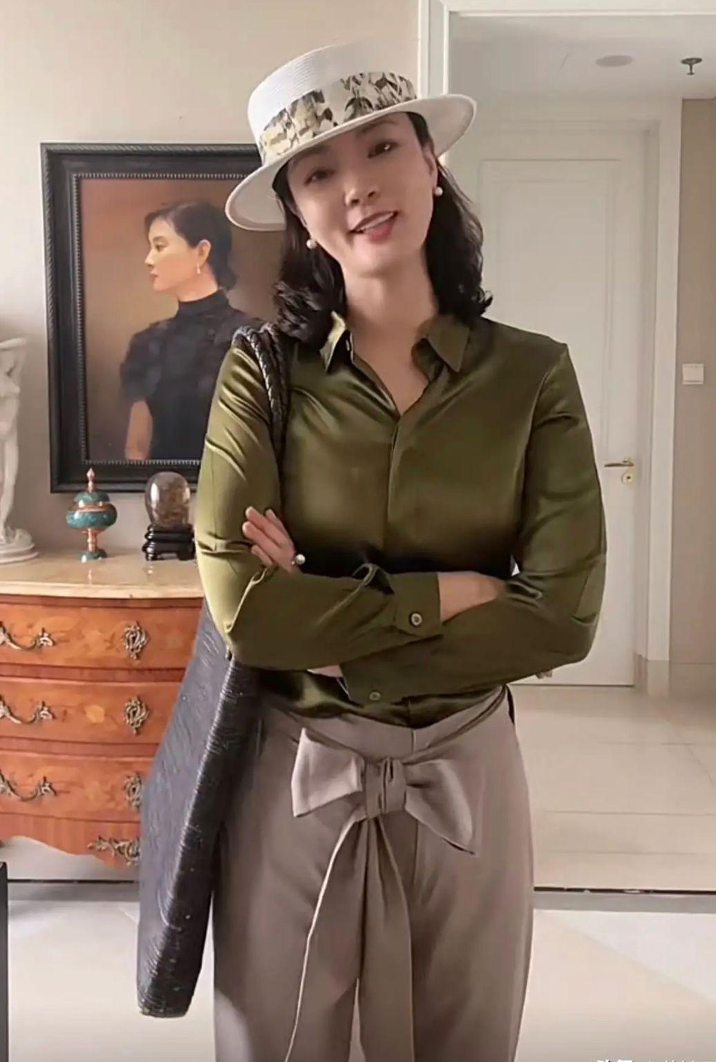 Liu Fangfei is the "face of CCTV", wearing a satin shirt shows a plump ...
