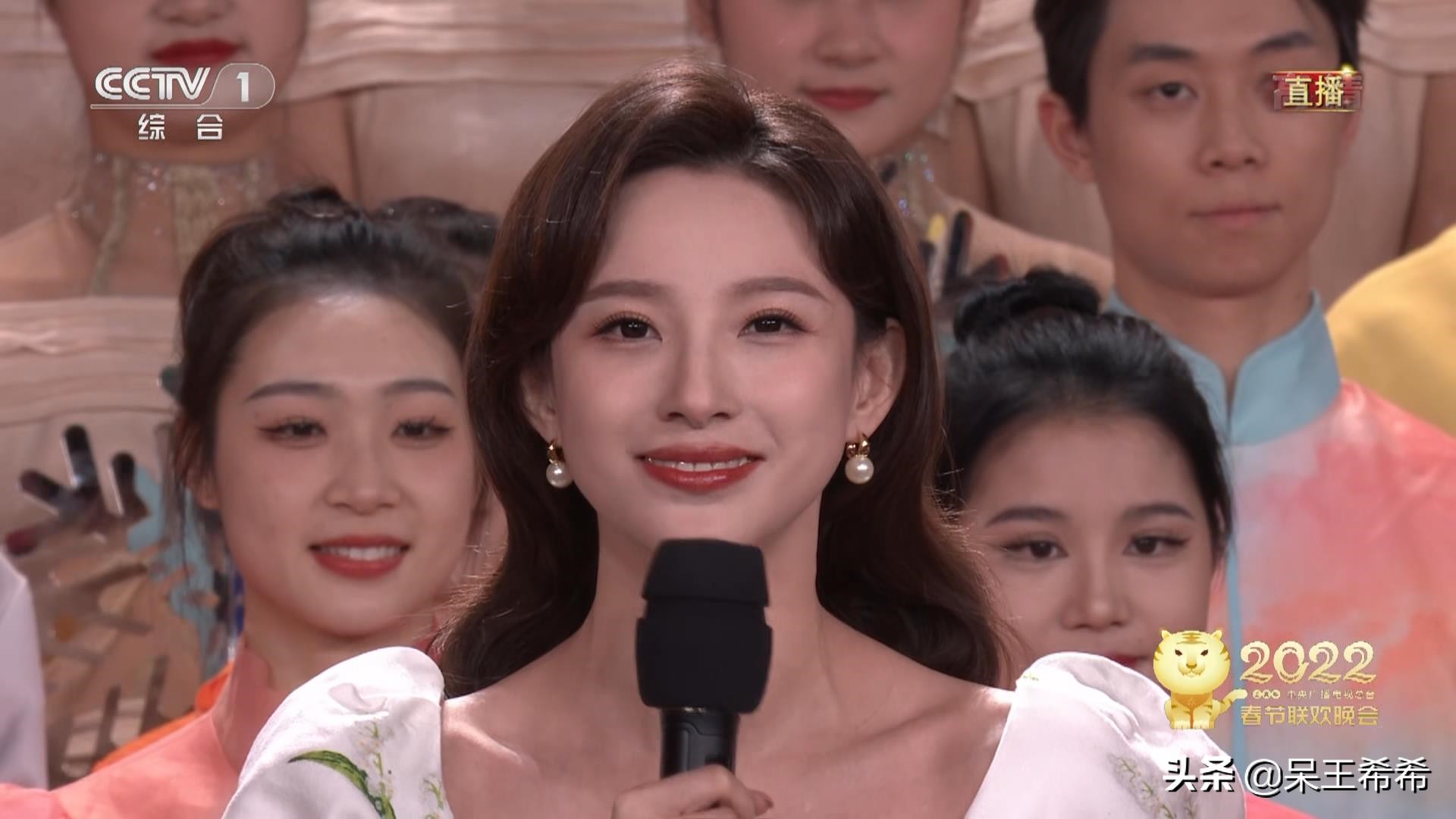 CCTV host Ma Fanshu takes photos of his life, his long legs are eye ...