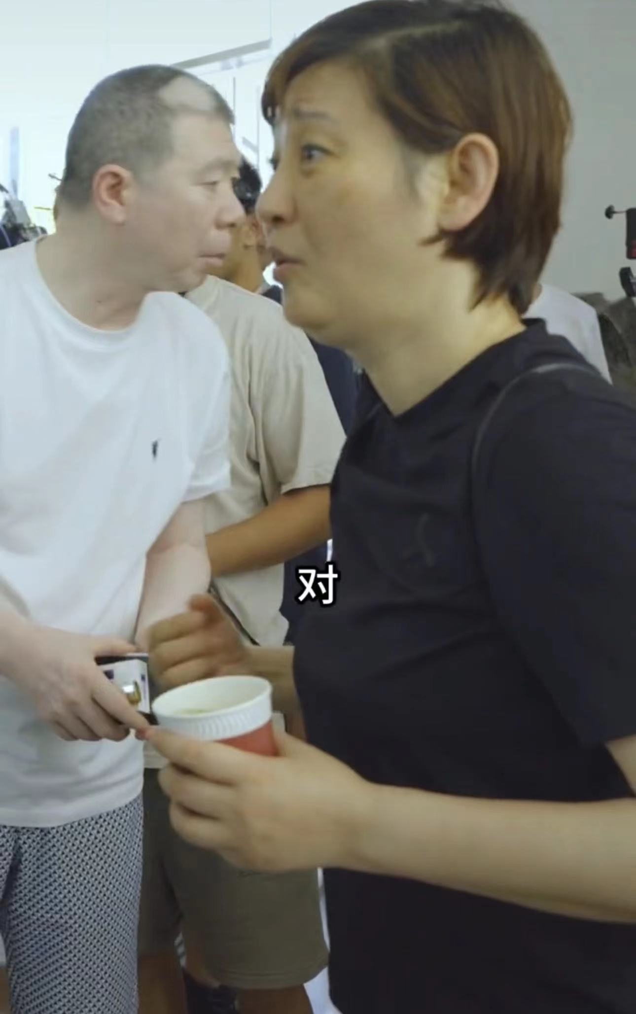 Xu Fan visited the class with her baby without makeup, Feng Xiaogang's indifference caused ...