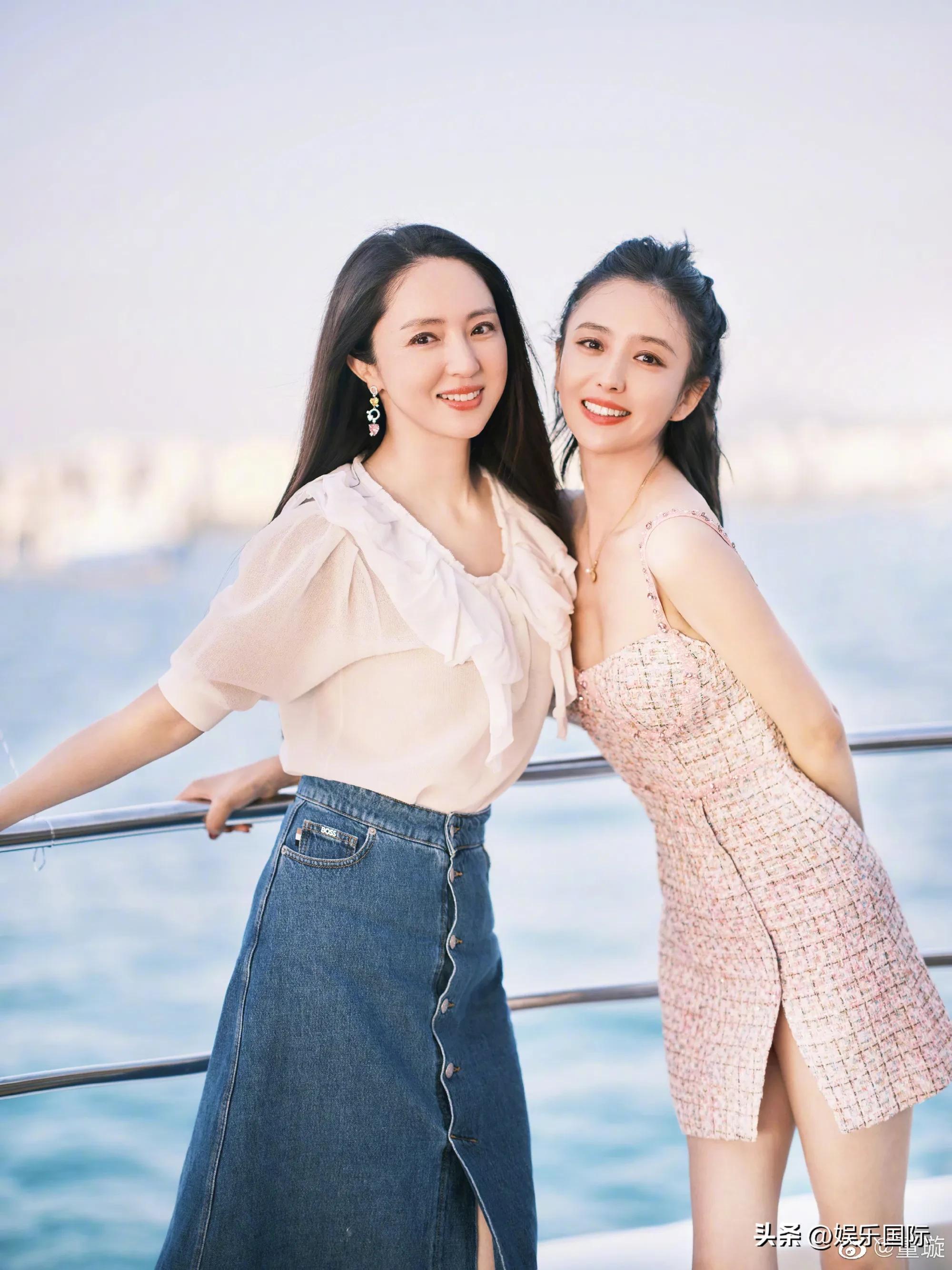 Beautiful sisters!Dong Xuan and Tong Liya swim together on the beach ...